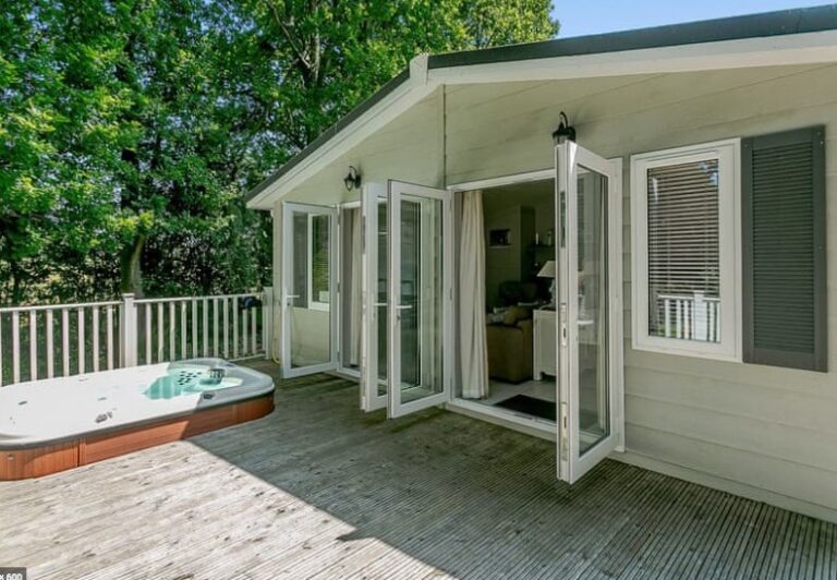 Crowhurst Park Lodges - Lodges With Hot Tubs