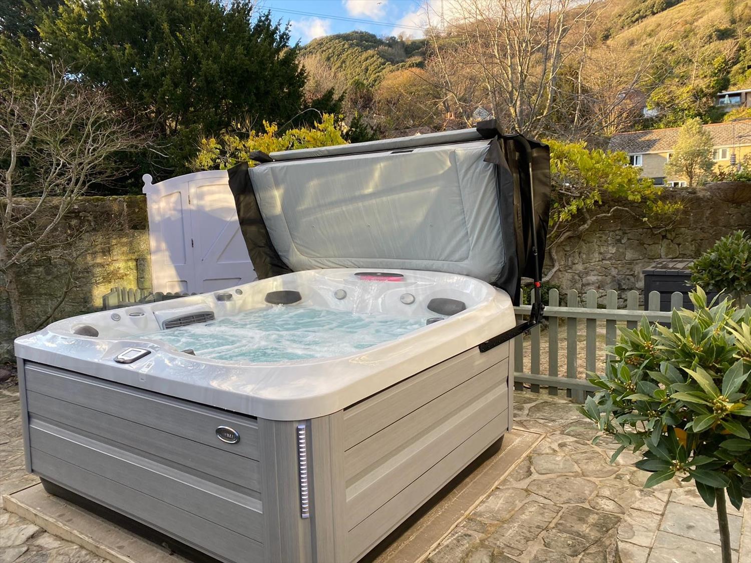 Splendid Property near Ventnor Isle of Wight - Lodges With Hot Tubs