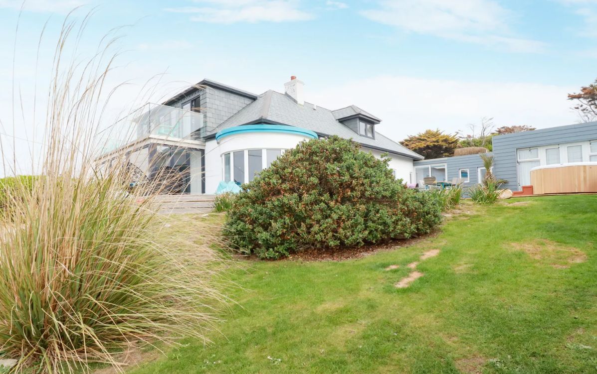 Blue Bay Beach House, Must See Hot Tub Lodge Mawgan Porth, Cornwall